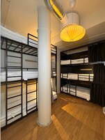 Private 6 Bed Dorm Room | Cortinas/cortinados opacos, ferro/tábua de engomar, Wi-fi grátis