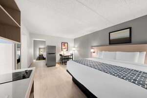 Suite, várias camas, não fumadores | Secretária adequada para computadores portáteis 