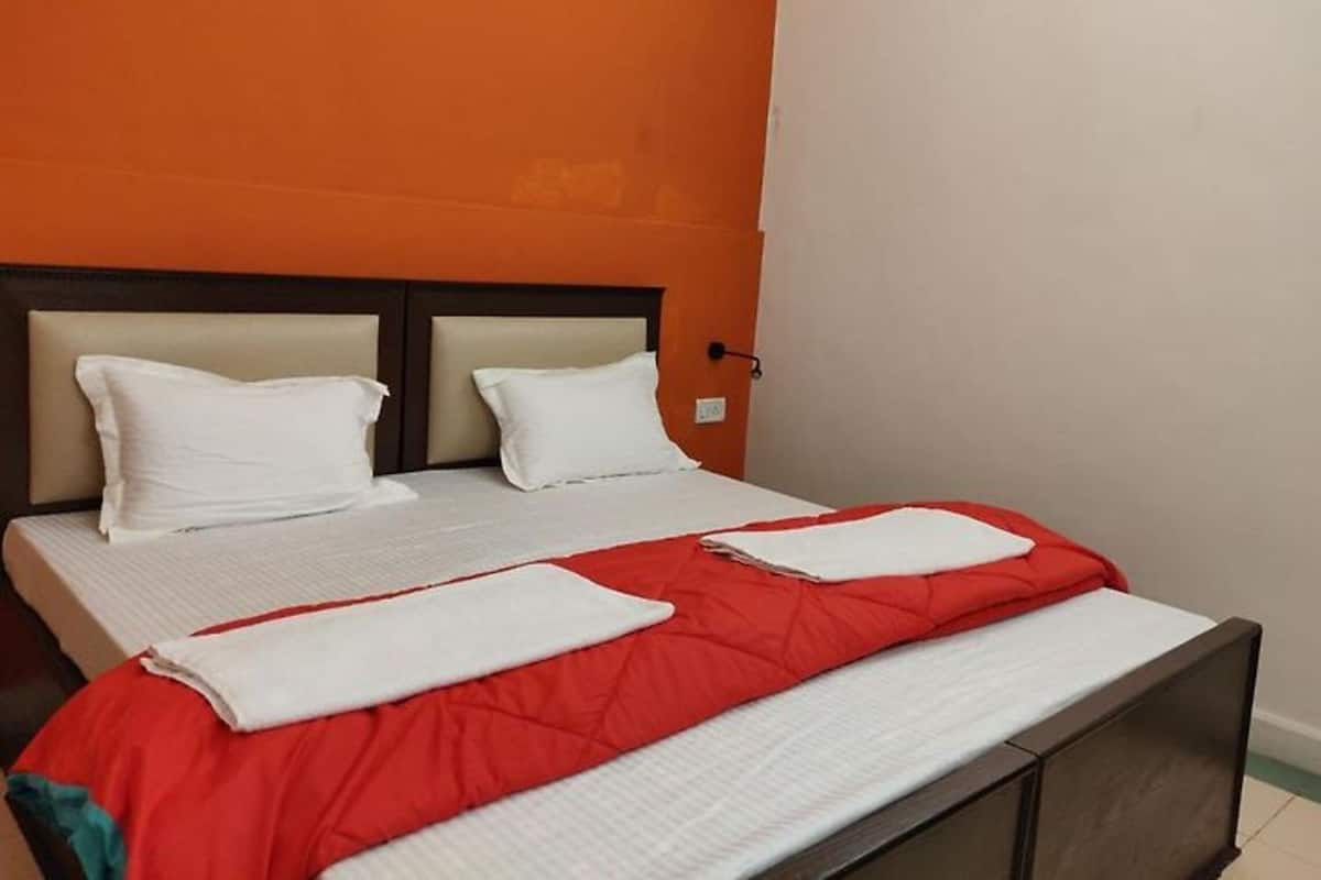 Quarto casal luxo | Cortinas blackout, ferros/tábuas de passar roupa, Wi-Fi de cortesia