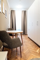 Apartamento Deluxe, Vista para a cidade | 1 quarto, cofre no quarto, cortinas/cortinados opacos