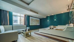 Uma sala de estar moderna com um sofá, uma mesa de centro e uma poltrona reclinável.