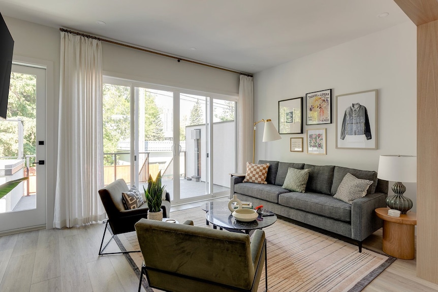 Modern Mansion - 5 Bedroom & 3.5 Bath - Calgary