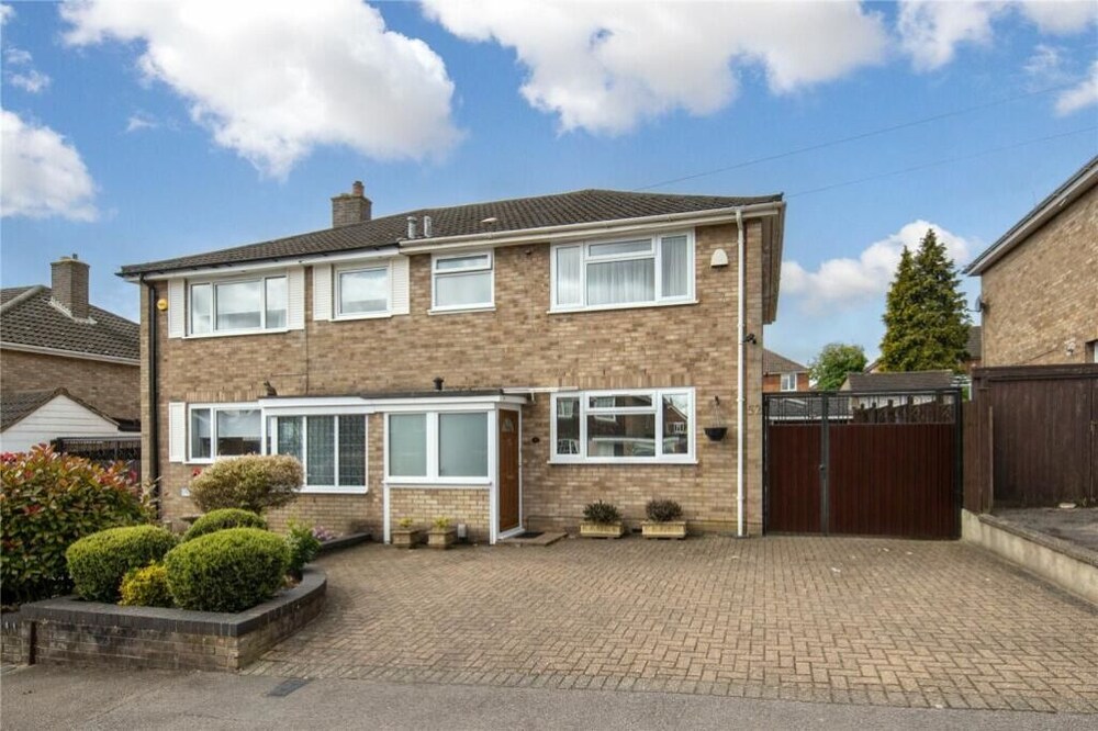 Beaconsfield - London Luton Airport (LTN)