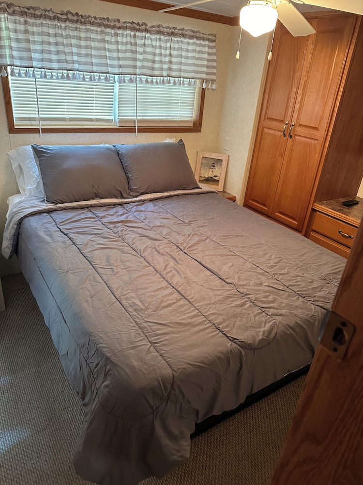1 Bedroom, 2 Loft Park Model In Campground In Marquette, Iowa. - Iowa