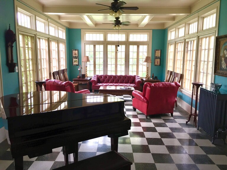 Historic Charm- Modern Amenities Downtown Brownsville. Close To Spi, Space X - Brownsville, TX