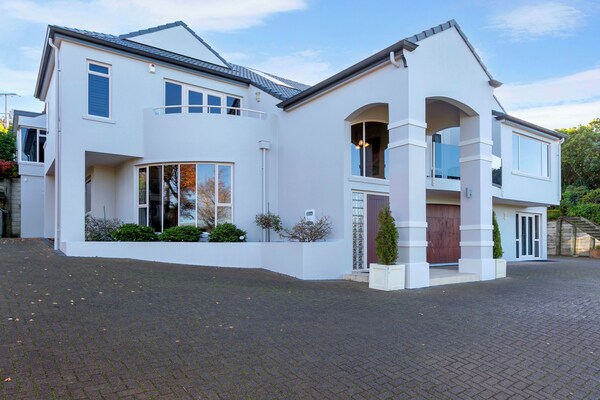 Acacia Waters - Taupō