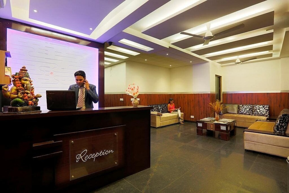 Spacious Hotel In Enjoyable Near New Delhi Airport With Ac, Wifi - Delhi