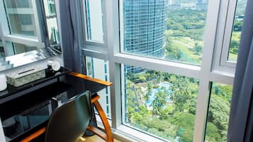 Loft superior, vista para o campo de golfe | Ferros/tábuas de passar roupa, Wi-Fi de cortesia, roupa de cama