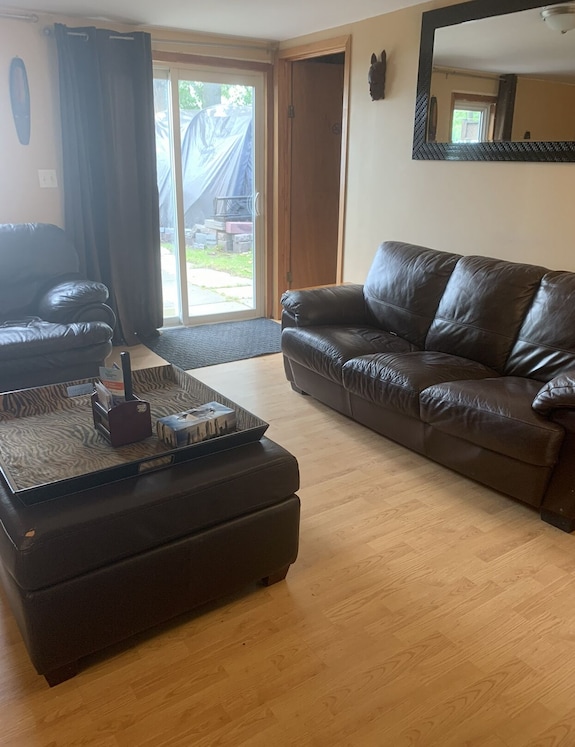 Enjoy Our Beautiful Lake Front Cottage On Little Lake With Our 4 Bedroom Cottage - Presqu'ile Provincial Park