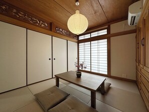 Apartamento luxo, sacada | 4 quartos, ferros/tábuas de passar roupa, Wi-Fi de cortesia