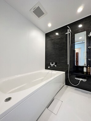 Apartamento Deluxe, varanda | Casa de banho | Chinelos 