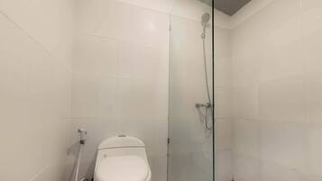 Quarto standard | Banheiro | Chuveiro, toalhas de banho, sabonete, shampoo