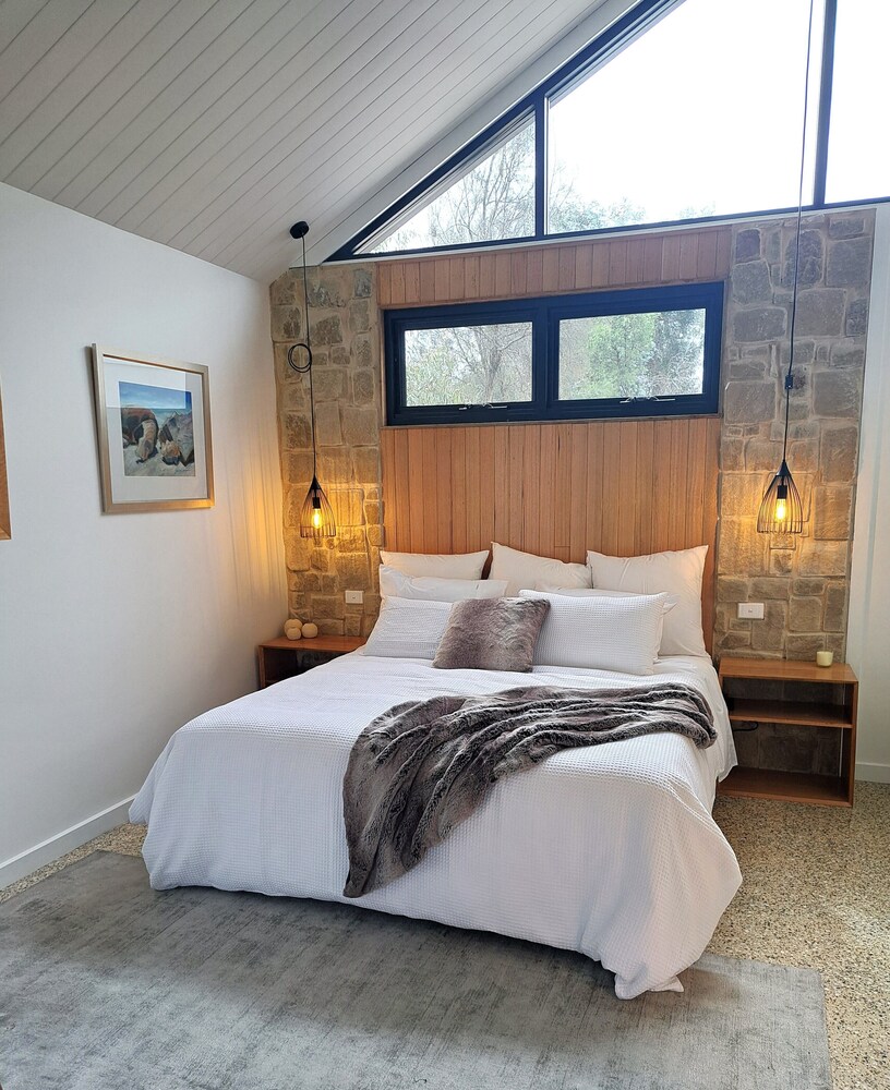Chic studio in lovely Woodside Adelaide Hills with AC, WiFi, Fireplace ...