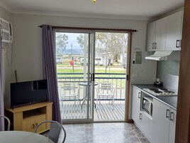 Standard 1 Bedroom Cabin - Not Pet Friendly | Cozinha privada | Um frigorífico/congelador grande, um micro-ondas, uma placa de cozinha 