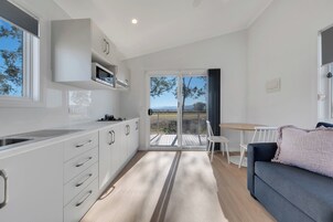 Deluxe Studio - Not Pet Friendly | Cozinha privada | Um frigorífico/congelador grande, um micro-ondas, uma placa de cozinha 