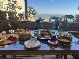 Café da manhã com pratos da culinária local grátis todos os dias