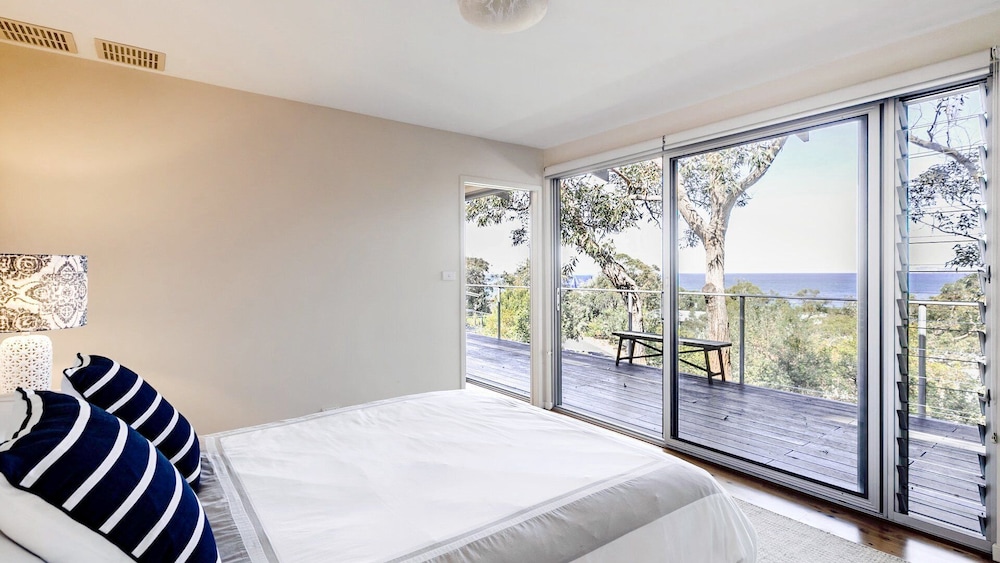 Ocean views, easy walk to beach and national park - Killcare | Vrbo