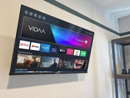 Televisão de tela plana fixada na parede, exibindo diversos serviços de streaming e uma seção 'Pode gostar'.