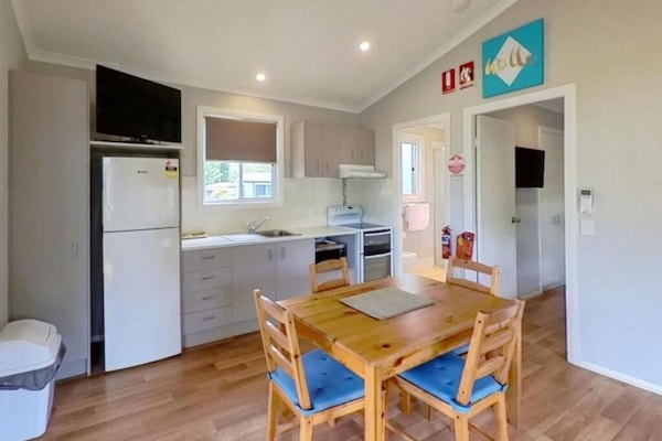 Standard 2 Bedroom Cabin | Área de estar | TV 40 polegadas com canais via satélite