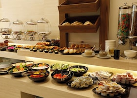Buffet com diversos alimentos e bebidas.
