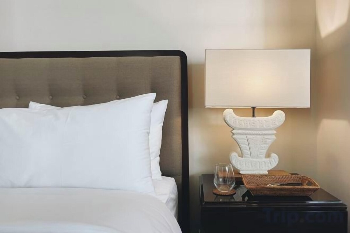 Roupas de cama premium, edredons de pluma, frigobar, cofres nos quartos