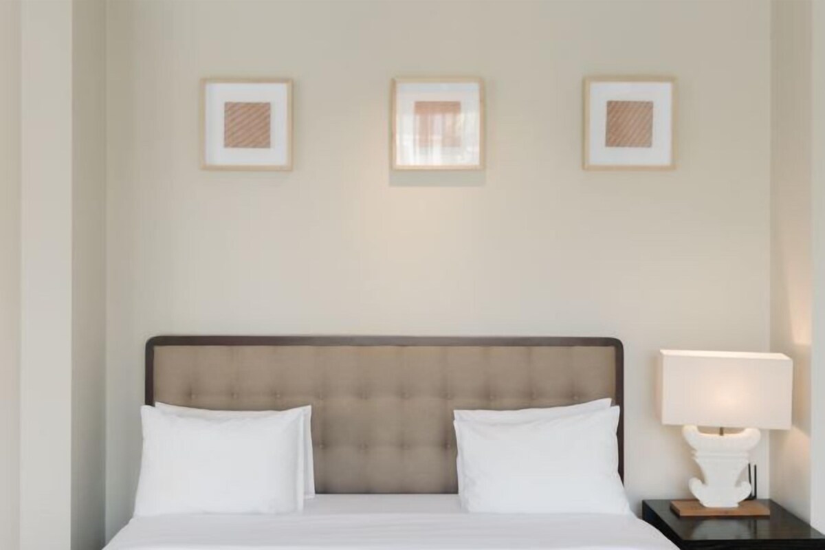 Roupas de cama premium, edredons de pluma, frigobar, cofres nos quartos
