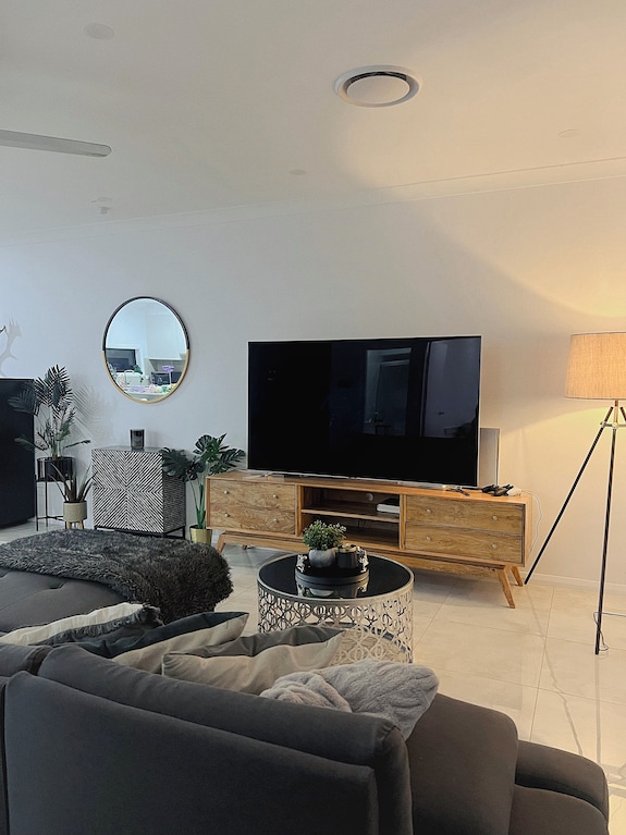 Spacious Family Home - Campbelltown