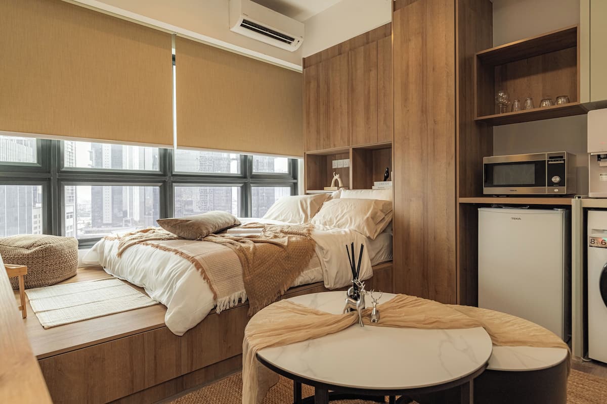 Estúdio luxo, vista para a cidade | Espaço de trabalho para notebook, ferros/tábuas de passar roupa