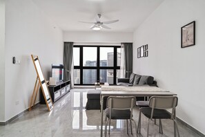 Apartamento standard, 2 quartos, vista para a cidade | Área de estar | TV LED