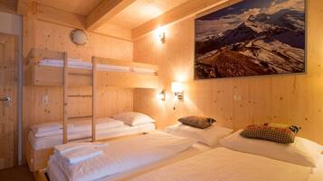 Chalé | 4 quartos, individualmente mobiliados, roupa de cama