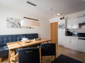 Apartamento | Cozinha privada | Uma chaleira elétrica, uma torradeira 