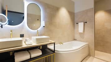 Banheira e chuveiro separados, secador de cabelo, roupões de banho