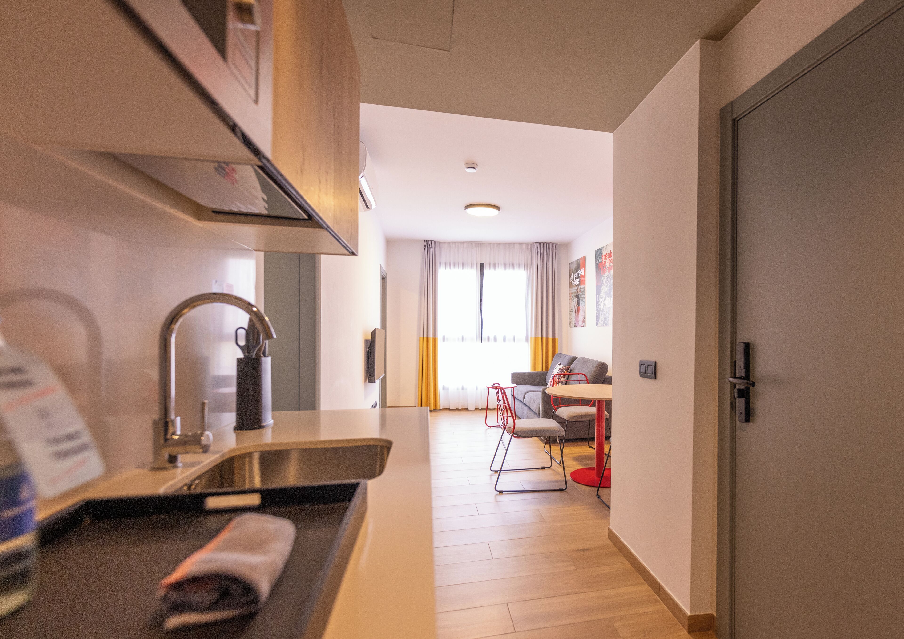 Apartamento Básico, 2 quartos | Cozinha privada | Um frigorífico, um micro-ondas, um forno, uma placa de cozinha 