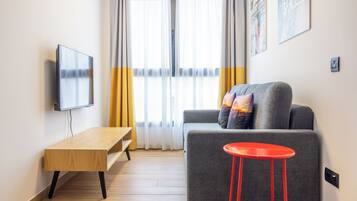 Apartamento Básico, 1 quarto | Sala de estar | Televisor de ecrã plano de 42 polegadas com canais por cabo