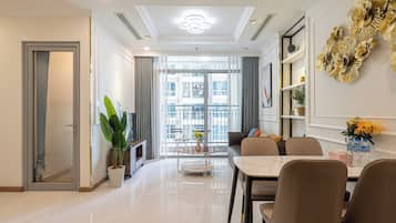 Apartamento superior, 2 quartos, sacada, vista para a cidade | Opções para refeição no quarto