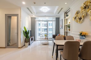 Apartamento Superior, 2 quartos, varanda, Vista para a cidade | Refeições no quarto