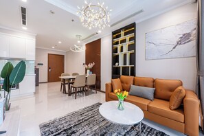 Apartamento superior, 2 quartos, sacada, vista para a cidade | Área de estar | Smart TV 50 polegadas com canais a cabo