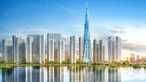 Paisagem urbana com um arranha-céu imponente, provavelmente um hotel, cercado por outros edifícios altos.