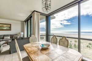 Deluxe Suite, 2 Bedrooms | Refeições no quarto