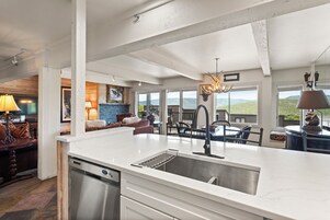 Condo, 2 quartos (G1) | Cozinha privada | Geladeira, micro-ondas, cafeteira/chaleira, torradeira