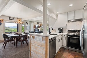 Condo, 2 quartos (G1) | Cozinha privada | Geladeira, micro-ondas, cafeteira/chaleira, torradeira