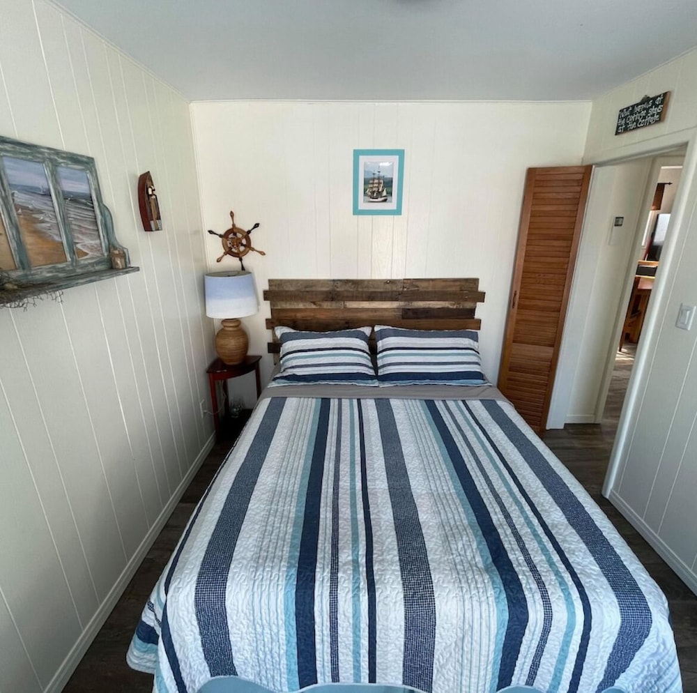 Water Front & Back 4 Season Getaway At The Bay.\nrelax With Family & Friends. - Lake Erie, PA