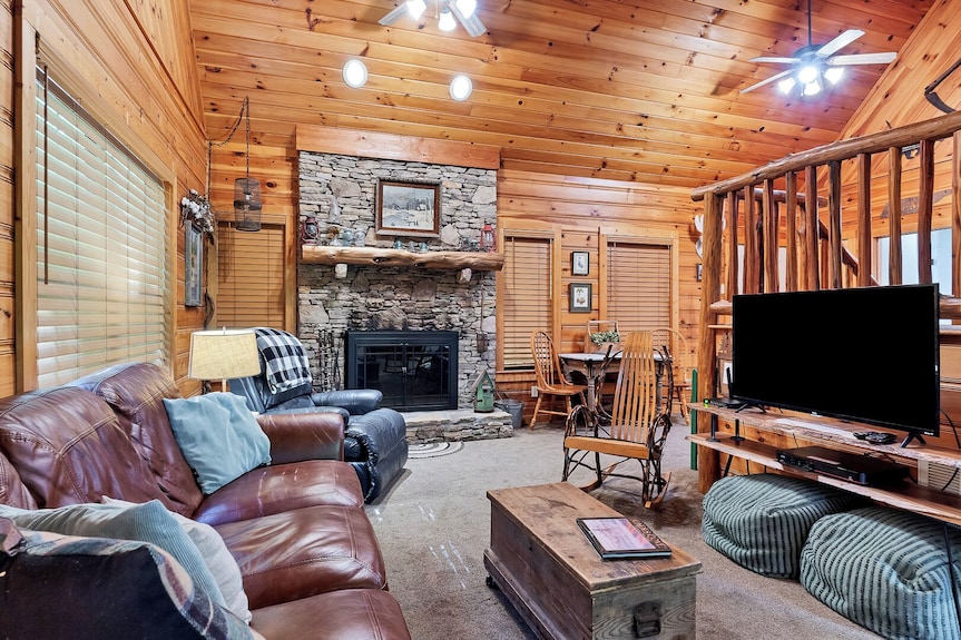 Cozy Cabin With Seclusion And Nature All Around ! Enjoy A Evening In The Hot-tub - Townsend, TN