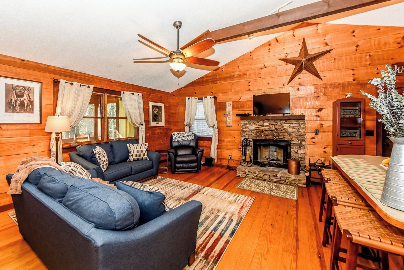 Cozy Mountain Cabin! Features Wood Burning Fireplace And Semi-secluded . - Townsend, TN