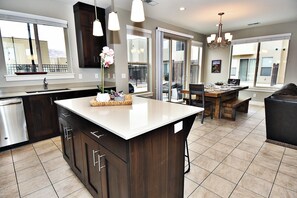 Casa Familiar, vista para a montanha | Cozinha privada | Um frigorífico/congelador grande, um micro-ondas, um forno 