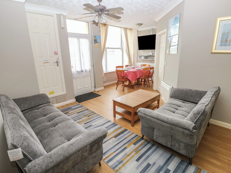 The Hilton Retreat, Pet Friendly, Country Holiday Cottage In Tenby - Tenby