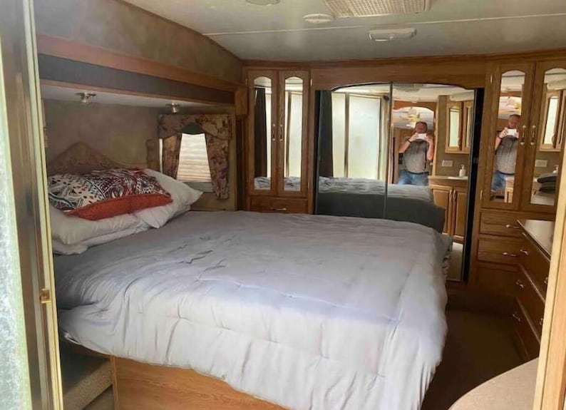 Lake Shore Queen Bed Trailer, Tiki Torches, & Tent Space For Extra Guest - Idaho