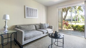 Apartamento, 2 quartos | Sala | Televisor 