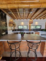 Apartamento Deluxe, vista para o jardim | Cozinha privada | Um frigorífico no espaço comum 