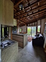 Suite-Estúdio Superior, vista para o jardim | Cozinha privada | Um frigorífico no espaço comum 